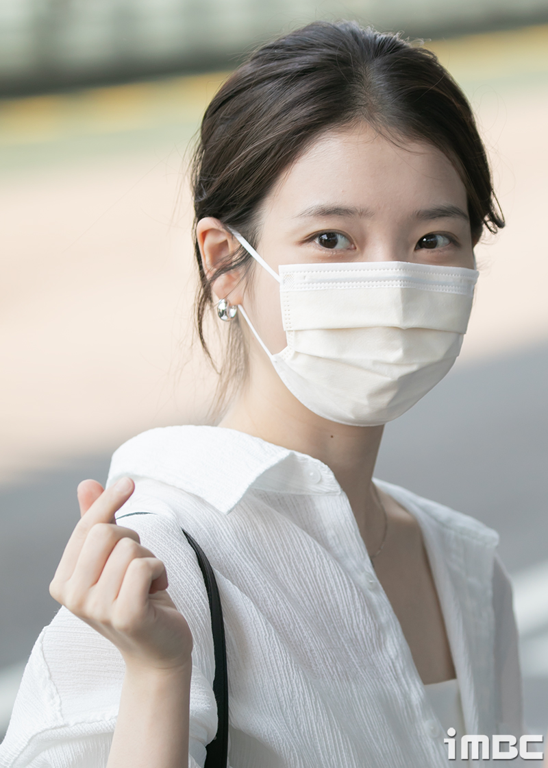 더쿠 - 아이유 오늘 공항 출국.jpg
