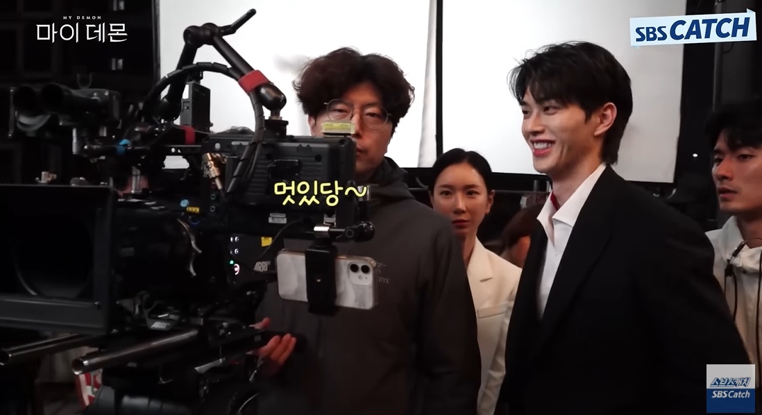 더쿠 - , 박성용 촬영감독이 연신 감탄하는 송강 얼굴.jpgif (데이터주의)