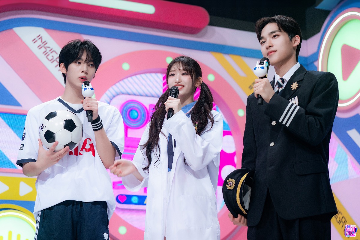 더쿠 - [인기가요 현장포토] 어릴 적 장래희망으로 변신한 3MC! 문성현 X 이서 X 한유진