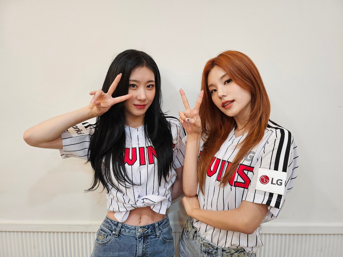 더쿠 - 있지(ITZY) 채령 예지 LG트윈스 승리기원 시구 시타.twt