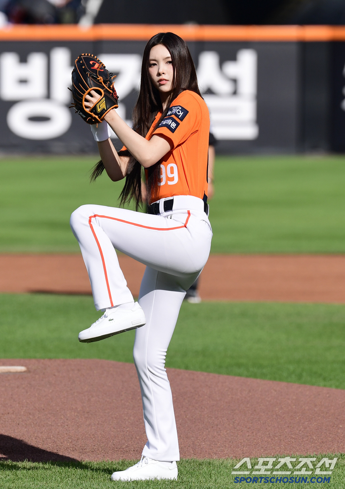 더쿠 - [KBO] 오늘자 유니폼 상하의 풀착하고 한화 시구한 아일릿 윤아.twt