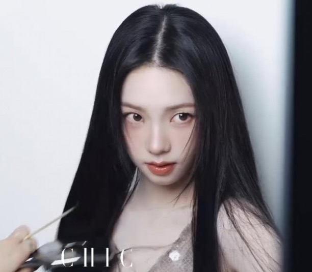 더쿠 - 팬들 반응 좋은 오늘 뜬 카리나 화보 메이킹 속 얼굴