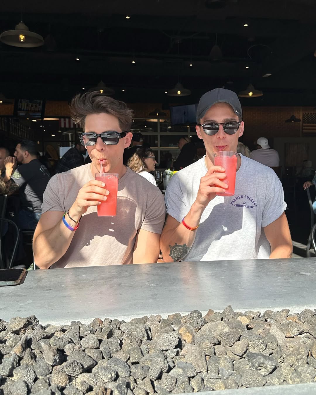 더쿠 - 묘하게 서로 닮아보이는 캐나다 하키 선수와 남편