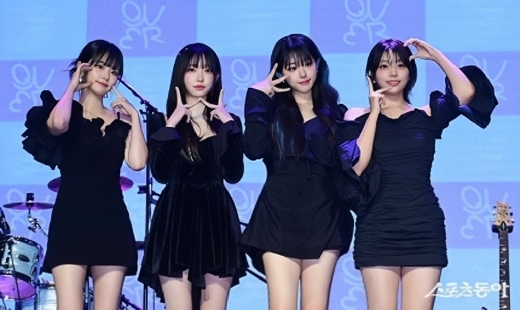 더쿠 - 어제 쇼케이스로 데뷔한 김계란네 걸밴드 그룹 QWER 기사사진 및 라이브.jpg