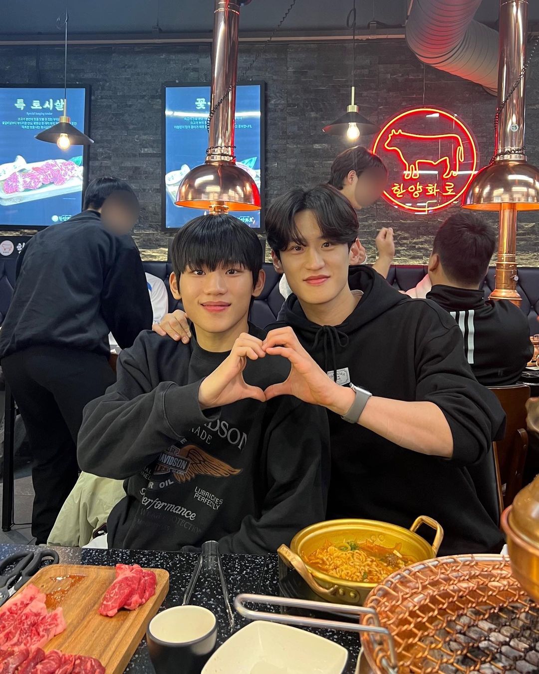 더쿠 대학체전 용인대 조현재가 회식때 찍은 코치 사진들 올림