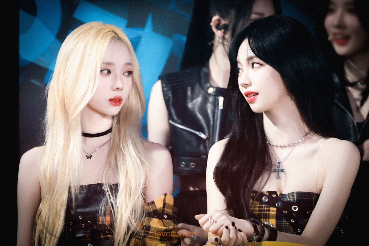 더쿠 - 로판 흑금의 정석같은 어제자 카리나 윈터 투샷.jpg