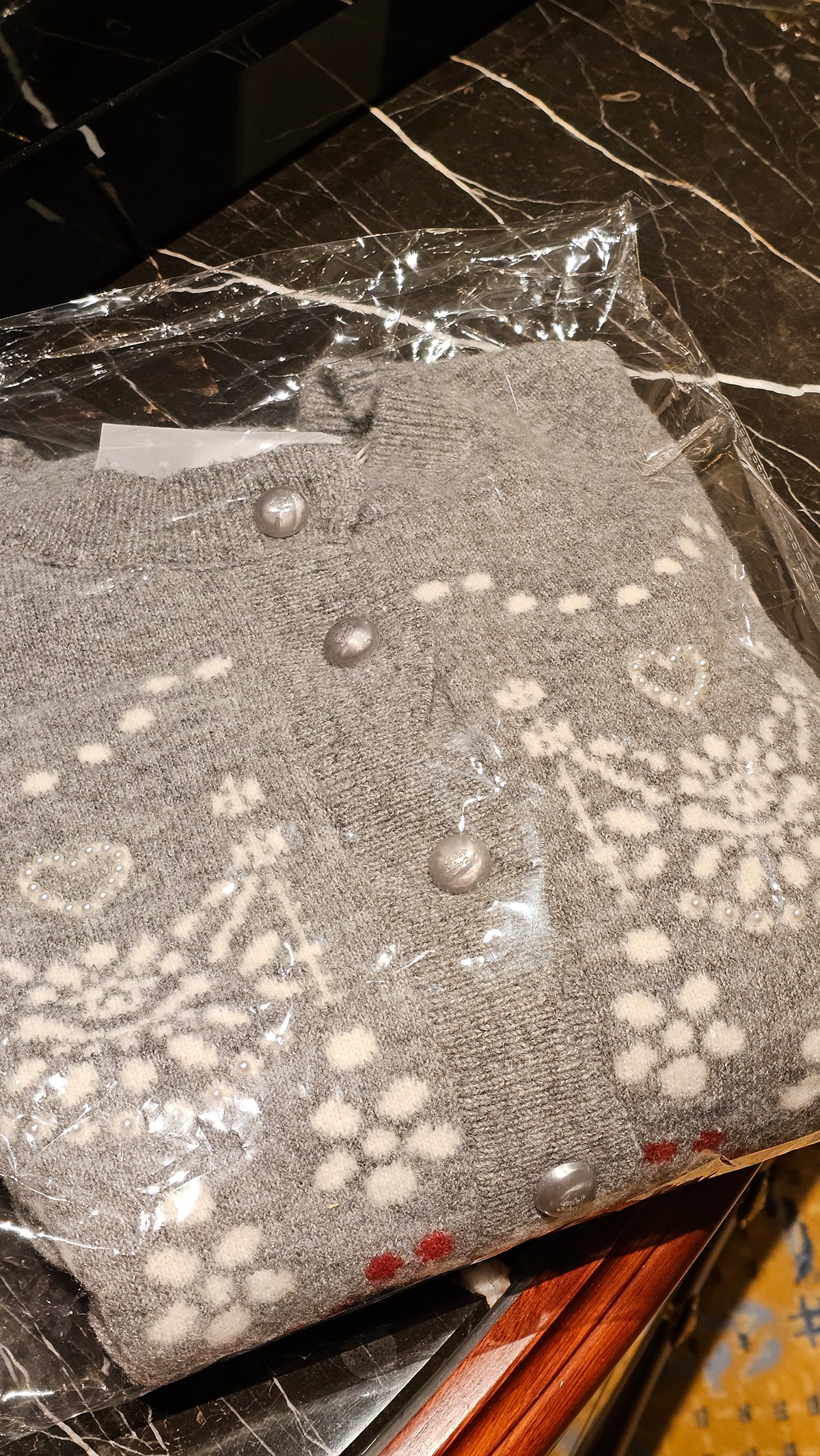 더쿠 - 두달이 지나 그 덬이 볼지는 모르겠으나 찾던 가디건 ledin꺼 맞는듯