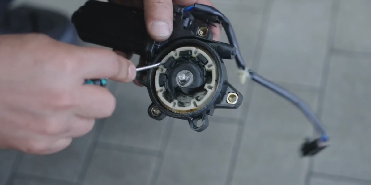 더쿠 - 가게 근처 사장님이 타는 SM525 차량 부품이 근처에 없어서 급하게 자체제작한 유투버 메르카바 박규열 대표.jpg