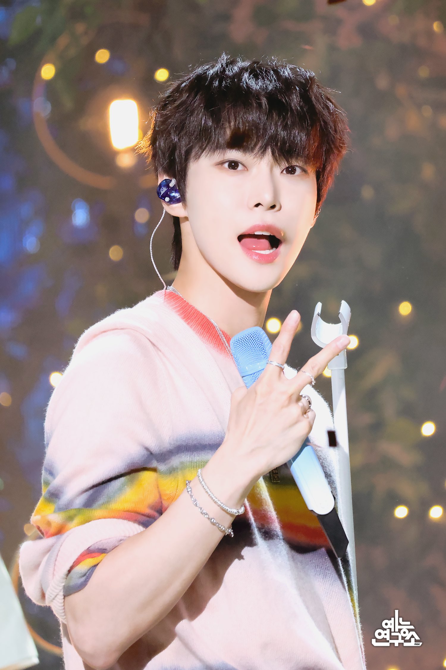 더쿠 - 도영 이번 음방 중에 음중 스타일링이 진짜 예쁜듯