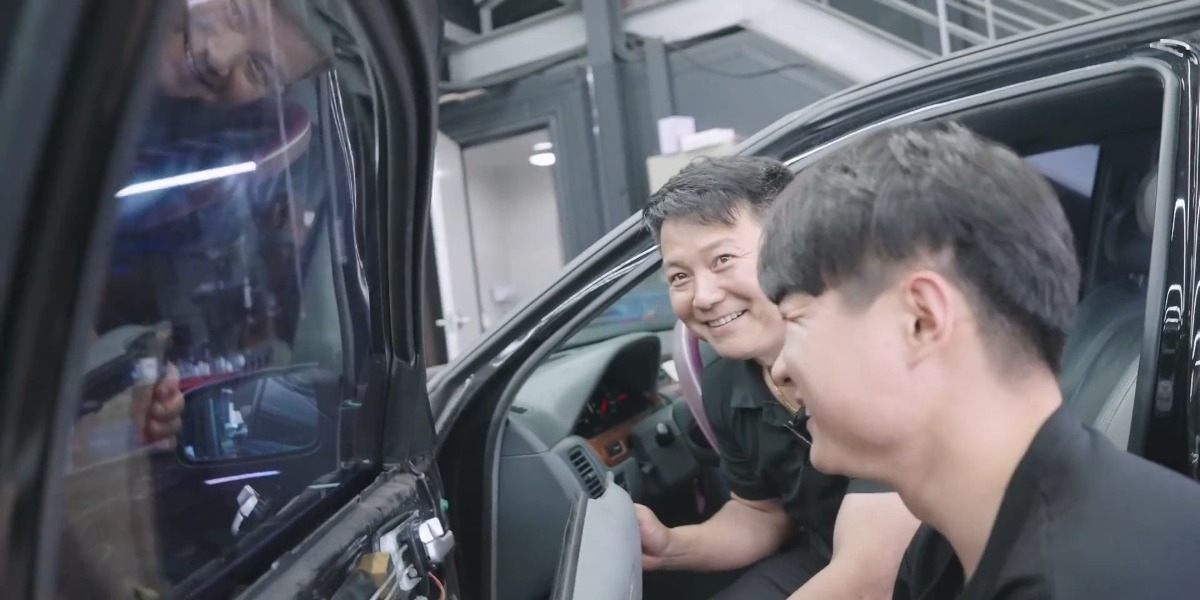 더쿠 - 가게 근처 사장님이 타는 SM525 차량 부품이 근처에 없어서 급하게 자체제작한 유투버 메르카바 박규열 대표.jpg