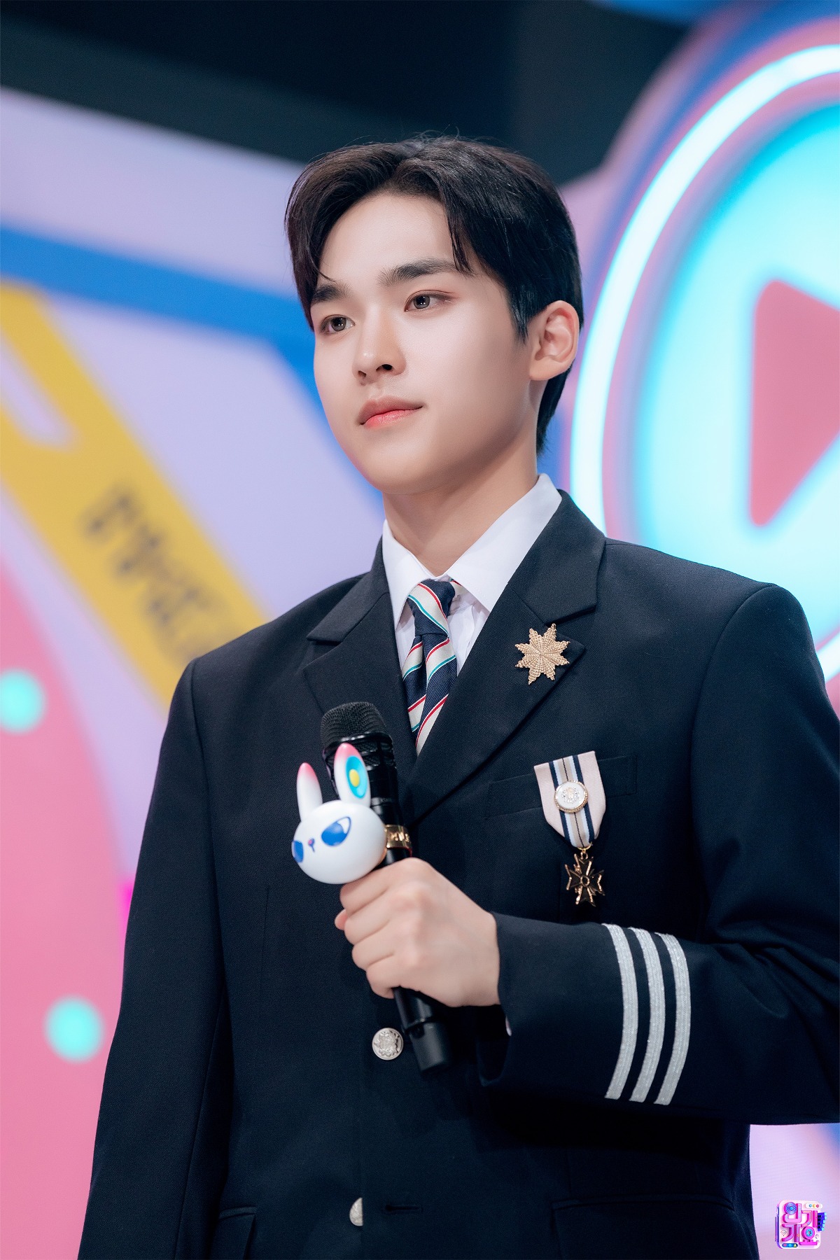 더쿠 - [인기가요 현장포토] 어릴 적 장래희망으로 변신한 3MC! 문성현 X 이서 X 한유진