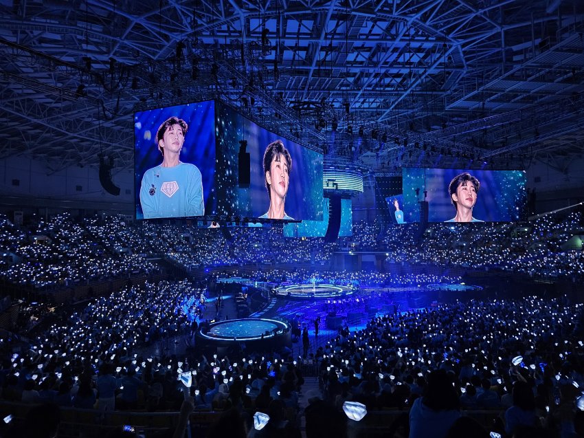 더쿠 임영웅은 우주선을 형상화한 360도 무대를 공연장 중앙에 설치하고 걸어서 관객들에게 더 가까이 갈 수 있는 보조 무대 3개를 덧댔다 그리고 시청 사각지대를