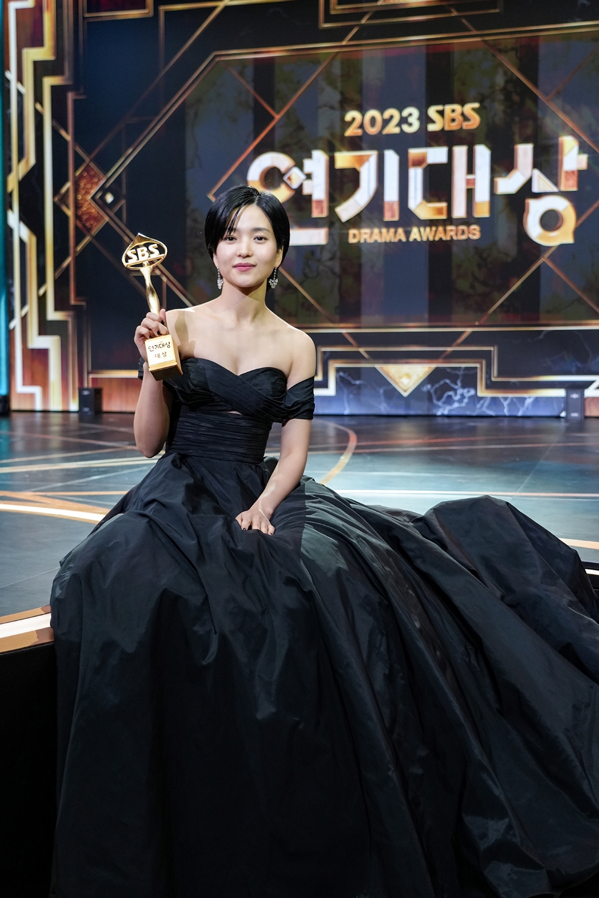 더쿠 - SBS 연기대상 수상한 김태리 “배우고 받은 것들 모두 나눌 것”