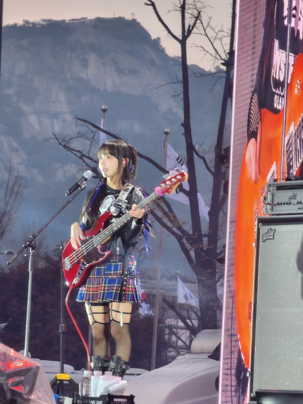 더쿠 - 오늘자 롤드컵 전야제 페스티벌한 김계란 제작 걸밴드 QWER