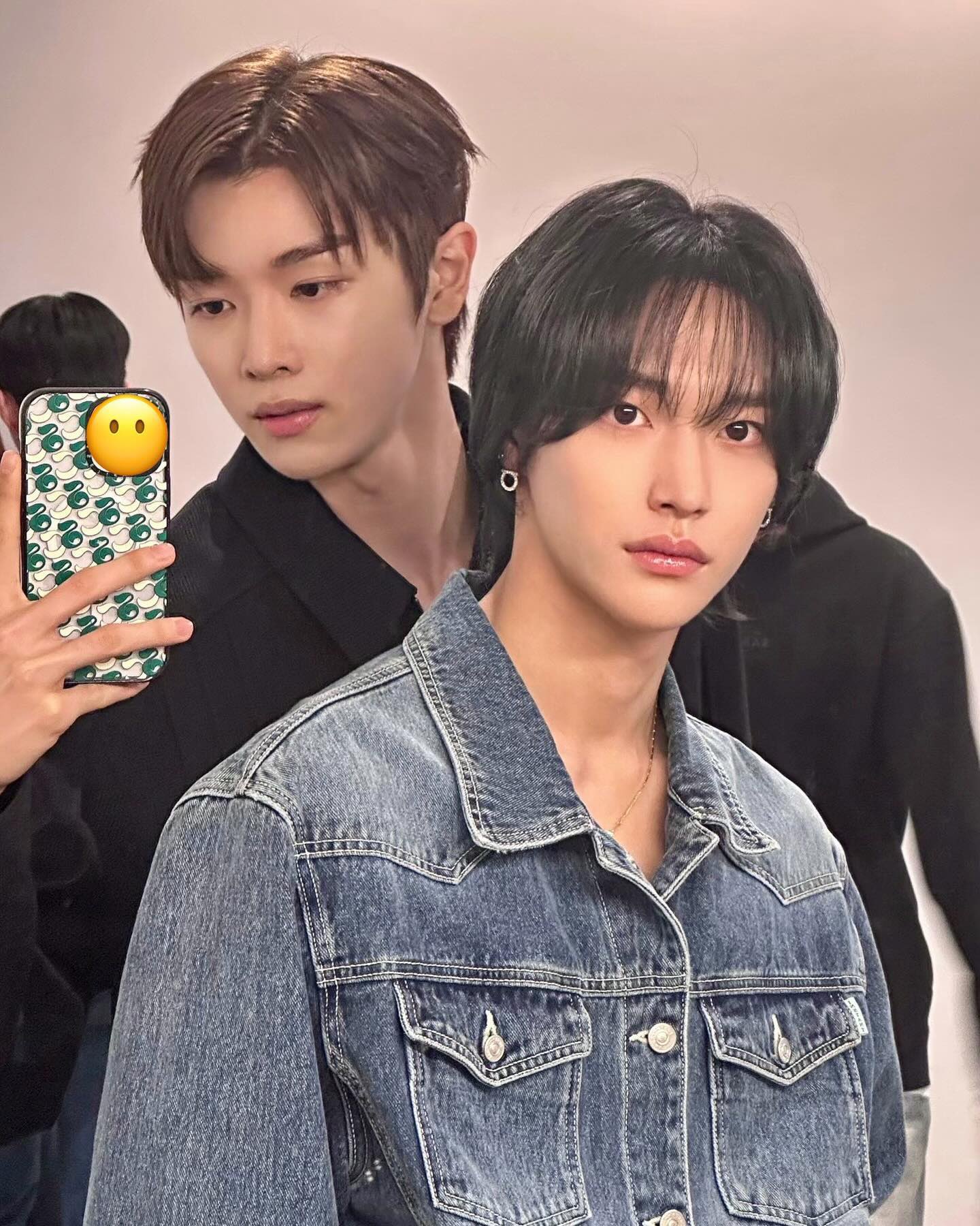 더쿠 - 원빈이 뒤에 후드 은석이 아니야?