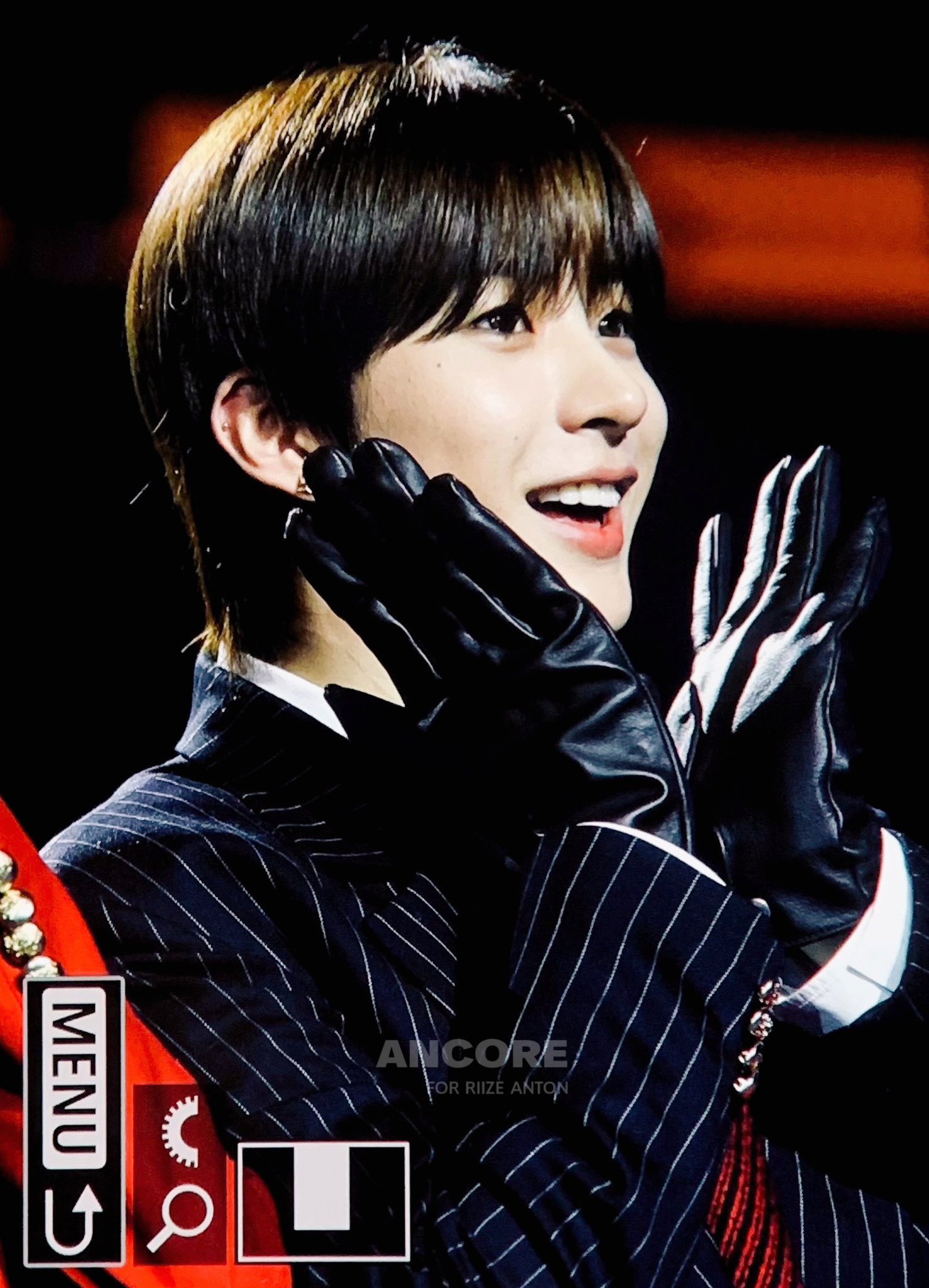 더쿠 - 핀스트라이프 수트 입은 SBS 가요대전 레드카펫 라이즈 앤톤