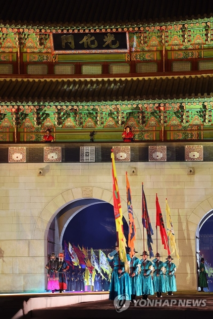 더쿠 - 오늘 복원 공개된 광화문 월대와 광화문 새 현판