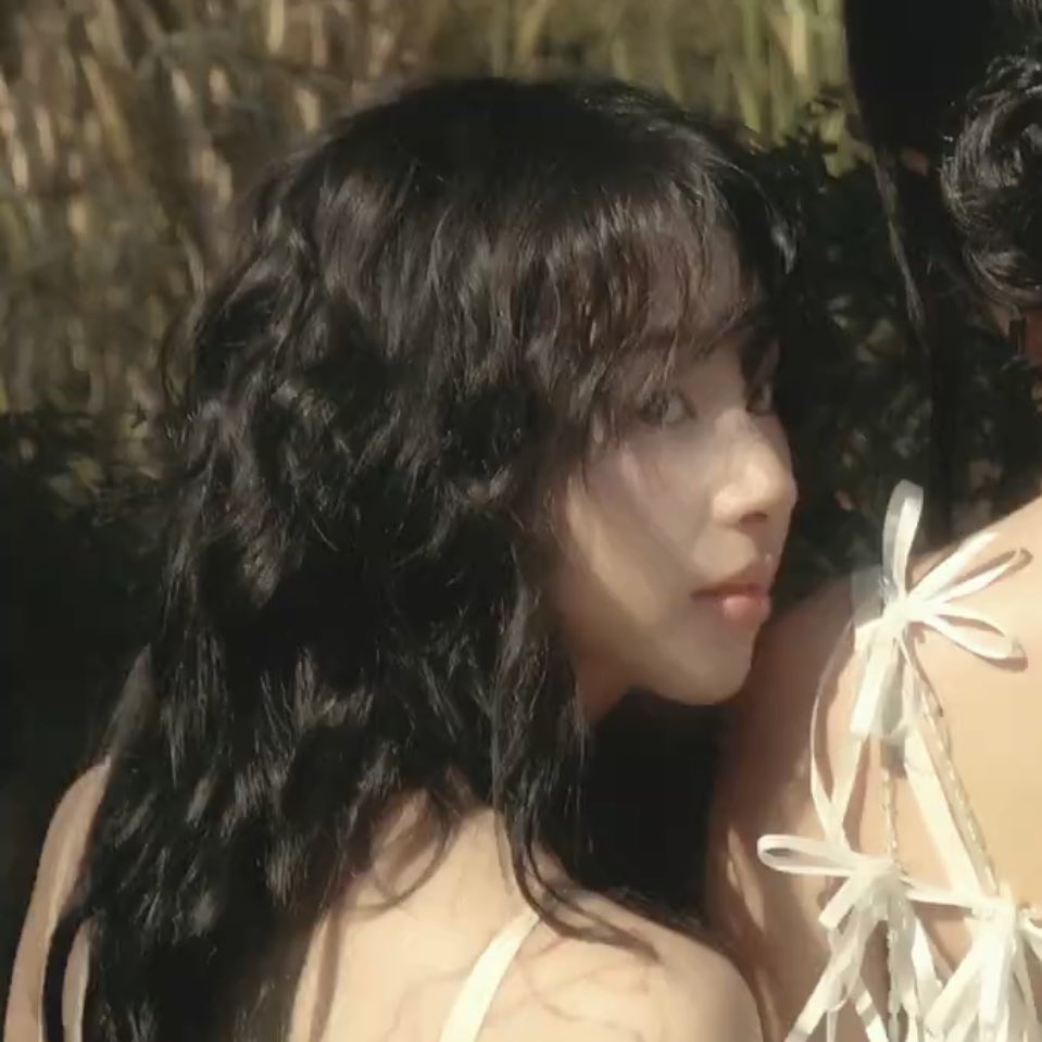 더쿠 - 뭔가 색다른 분위기인데 존예라 반응좋은 트와이스 티저ㅋㅋ