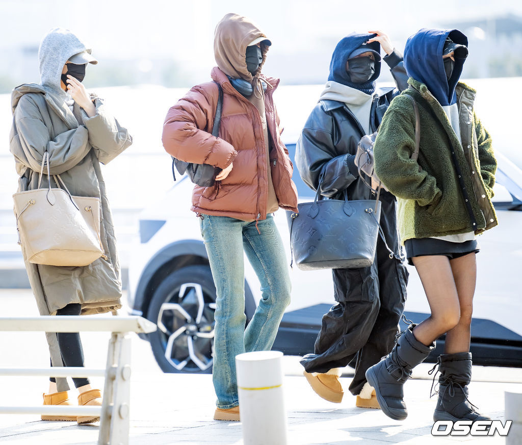 더쿠 - 오늘도 꽁꽁 가린 나즈굴룩으로 출국하는 르세라핌