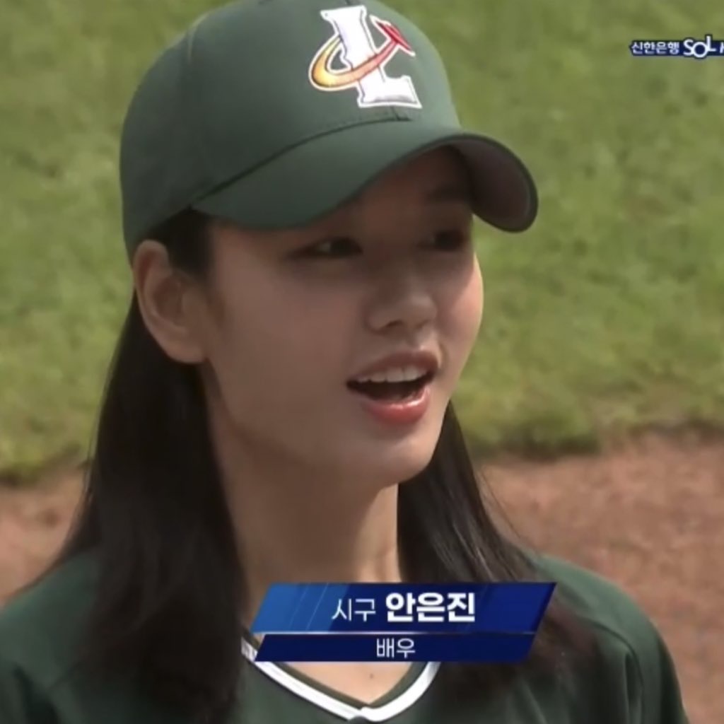 더쿠 - [KBO] SSG 안은진 시구