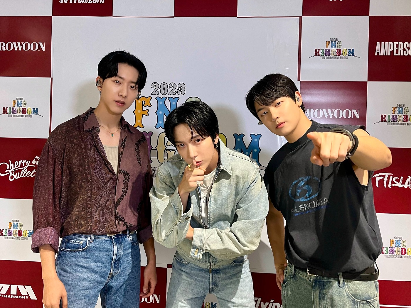 더쿠 - 오늘 한 FNC 단체 콘서트 팀별 단체 사진