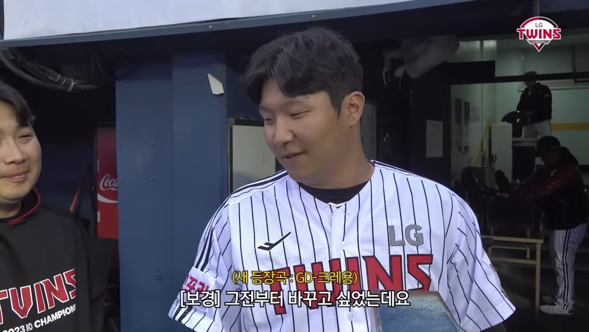 더쿠 - [KBO] 등장곡 바꿨다가 일주일만에 돌아온 선수.twt