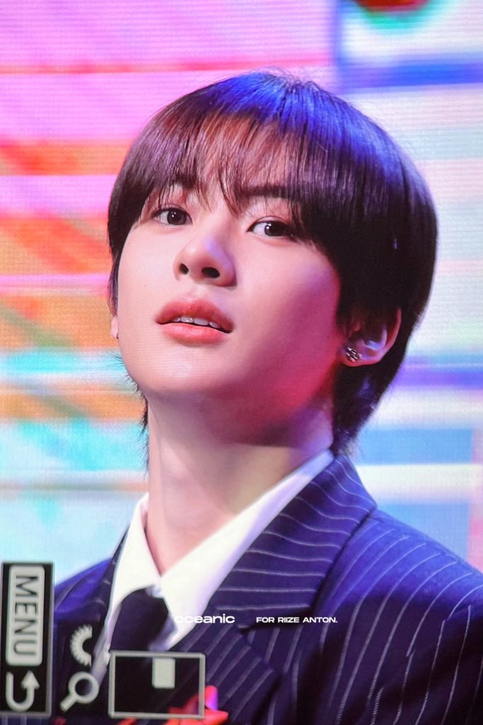 더쿠 - 핀스트라이프 수트 입은 SBS 가요대전 레드카펫 라이즈 앤톤