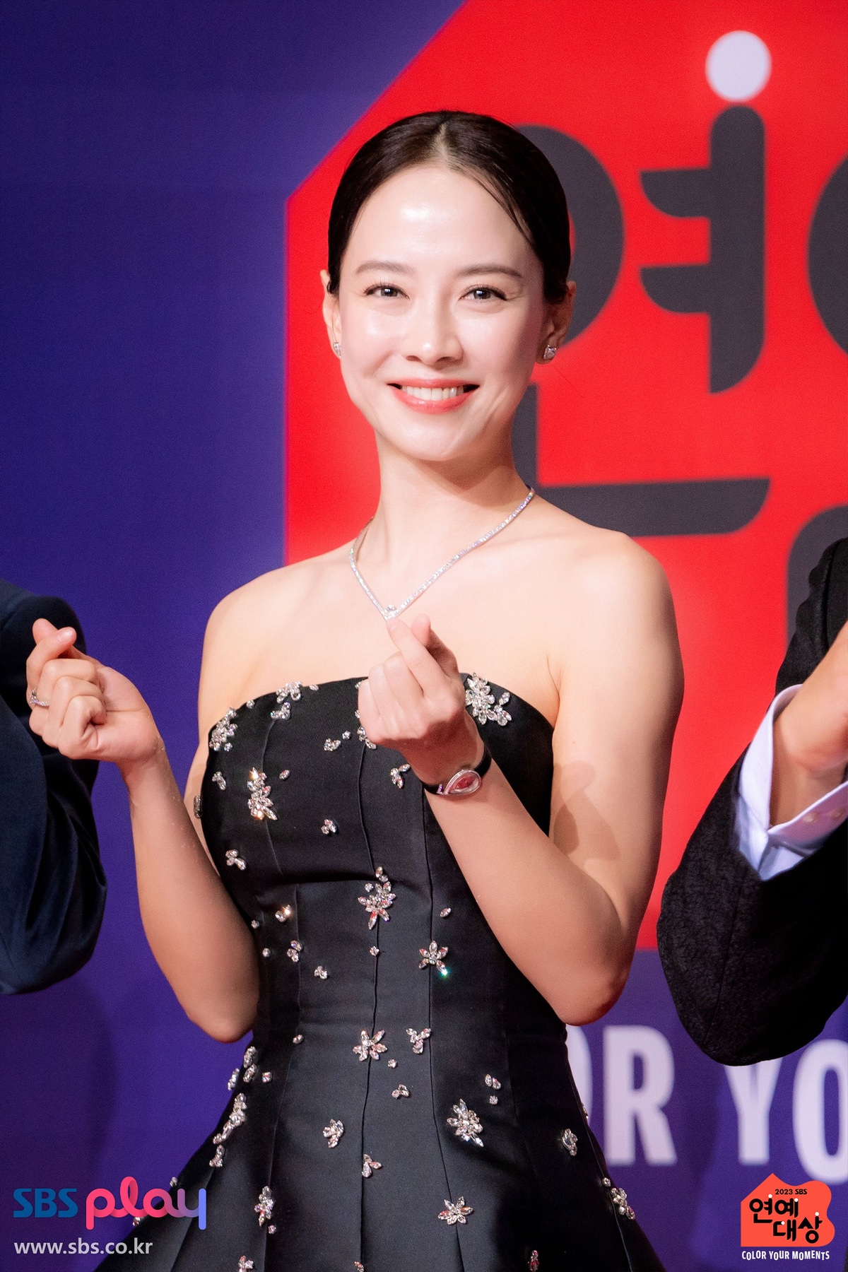 더쿠 - 이번 sbs 연예대상 비하인드 포토에 나온 송지효 등근육.jpg