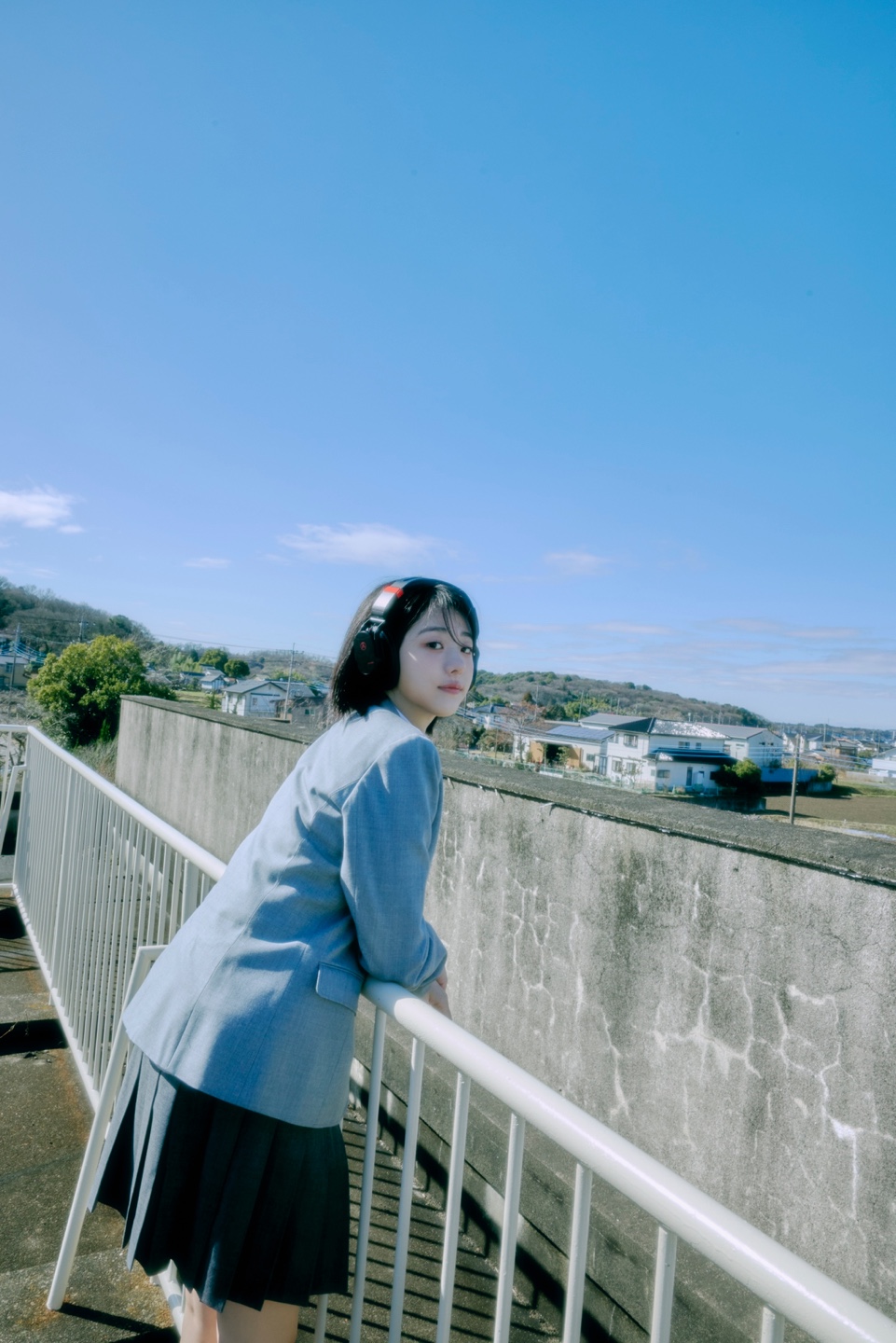 더쿠 - 교복 컨셉 사진으로 팬들 사이에서 반응 좋은 QWER 히나