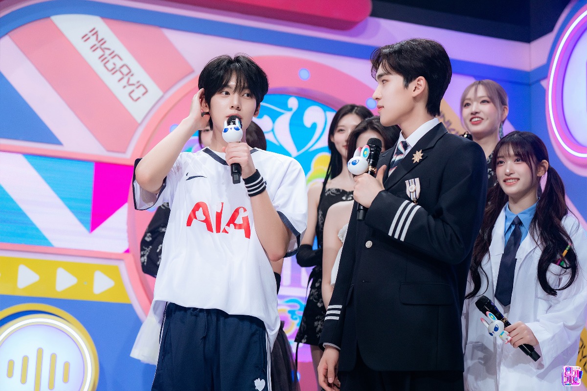 더쿠 - [인기가요 현장포토] 어릴 적 장래희망으로 변신한 3MC! 문성현 X 이서 X 한유진