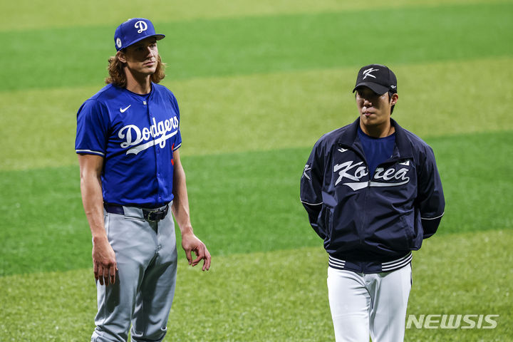 더쿠 - [KBO/MLB] 글래스노우와 손 맞댄 원태인 '손이 이렇게 커?'
