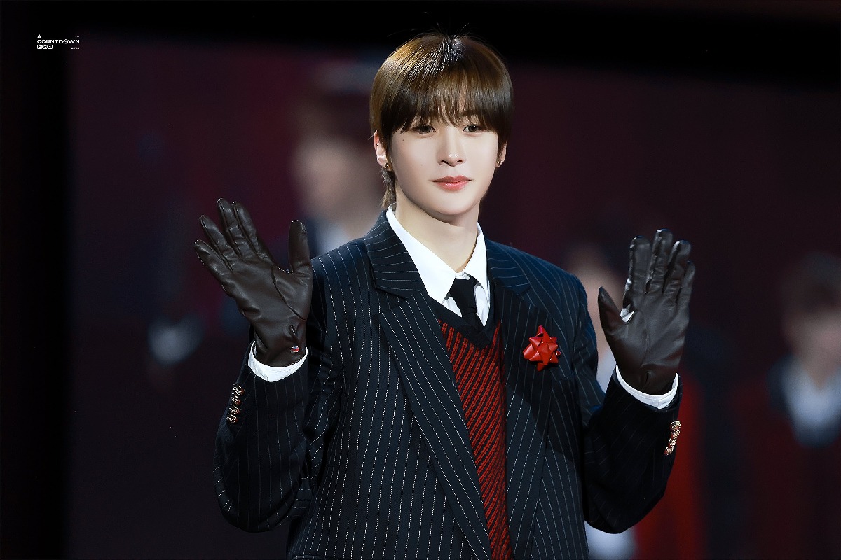 더쿠 - 핀스트라이프 수트 입은 SBS 가요대전 레드카펫 라이즈 앤톤