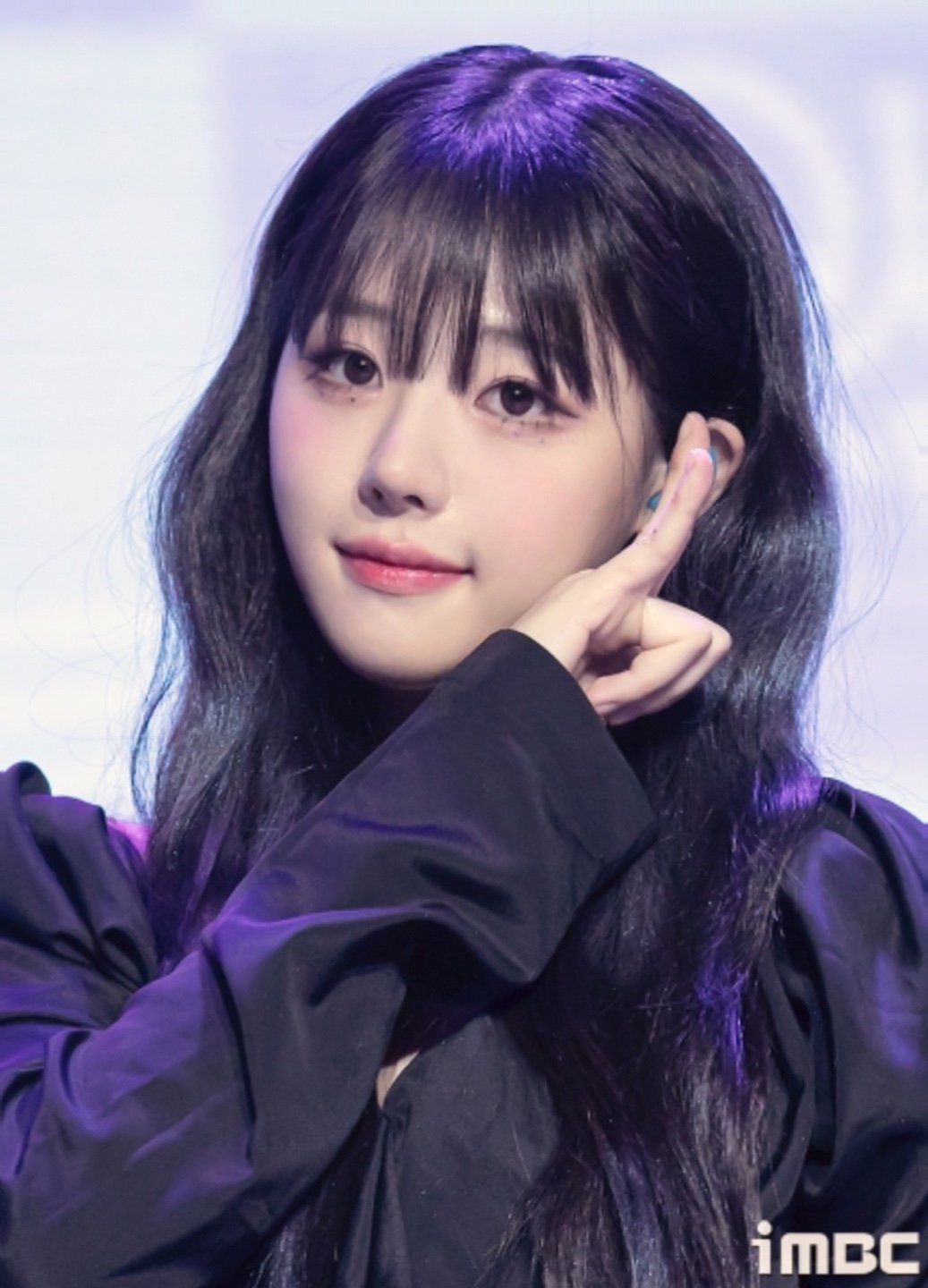 더쿠 - 어제 쇼케이스로 데뷔한 김계란네 걸밴드 그룹 QWER 기사사진 및 라이브.jpg