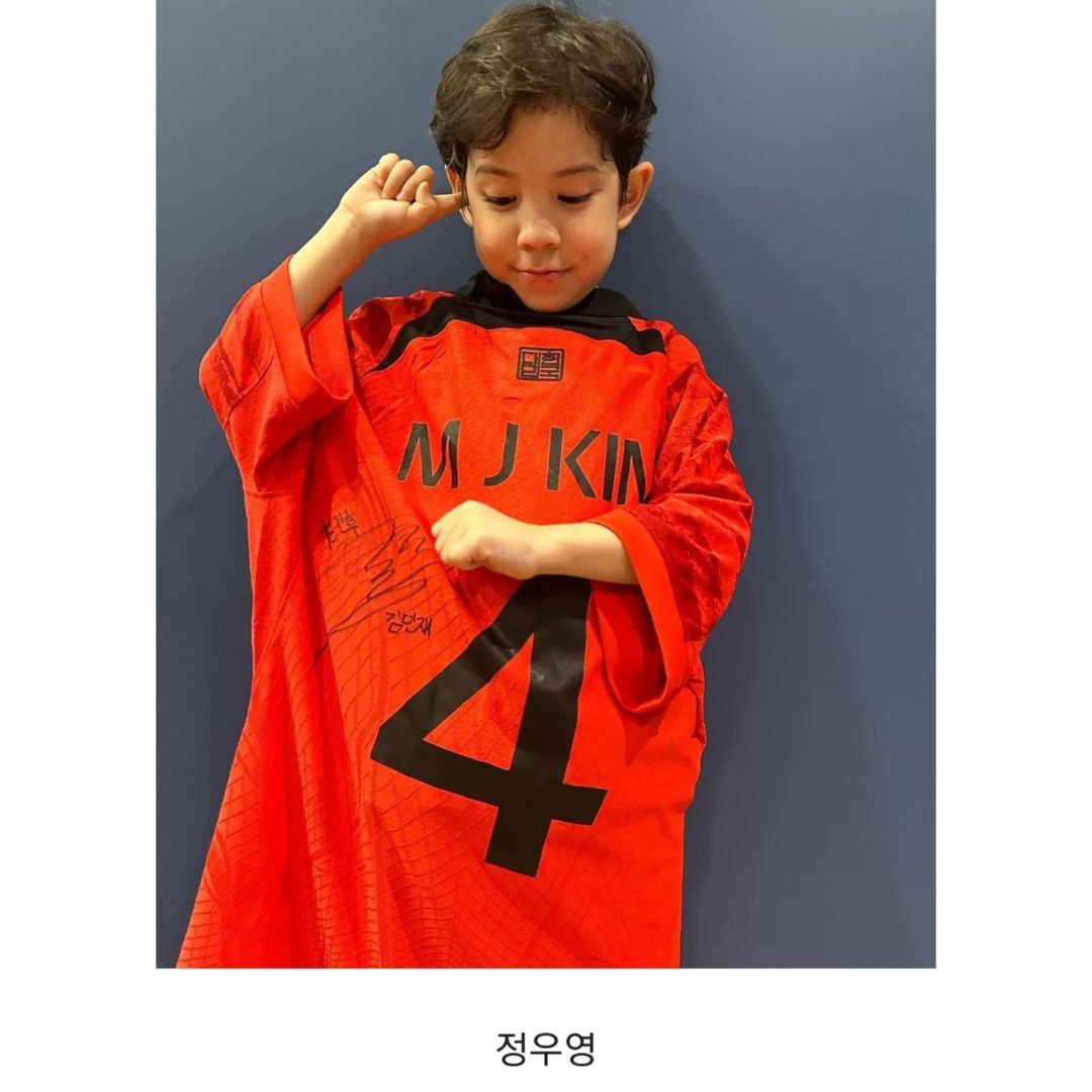 더쿠 - 축구국대삼촌들 세레머니 따라하는 건후 (박주호아들)