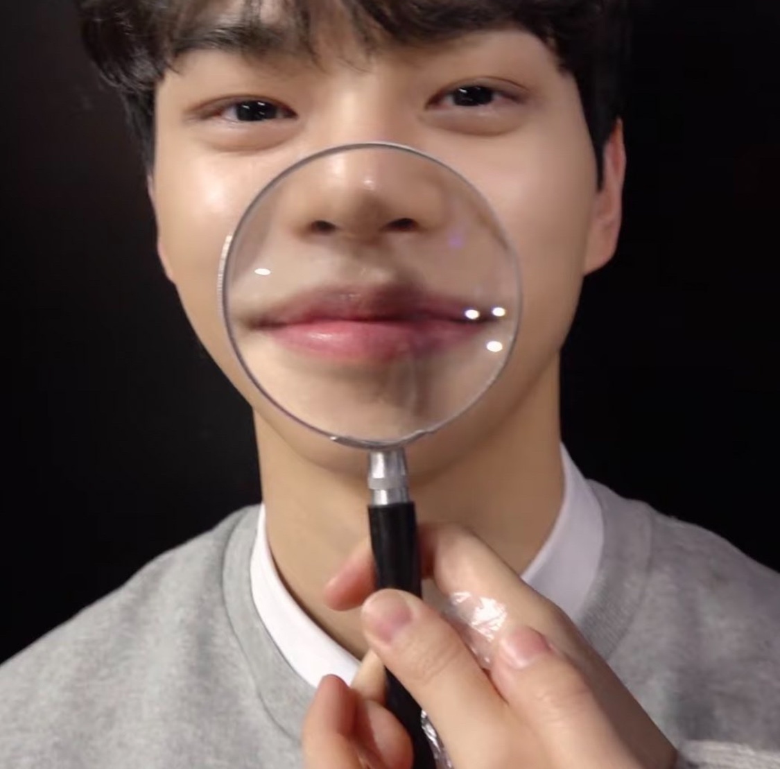 더쿠 - 요즘 송강사진 모으는데 볼때마다 드는생각이 입술이 개씹사기야