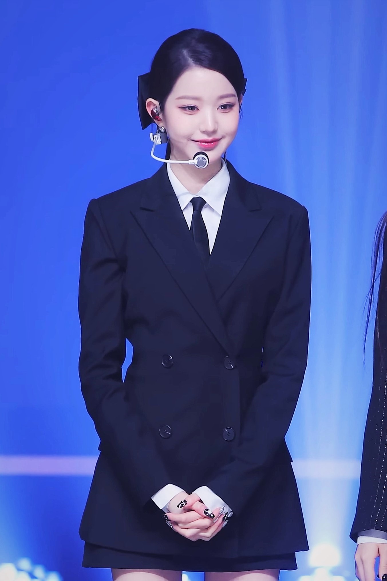 더쿠 - 장원영 비슷한 착장 다른 헤어스타일.jpg