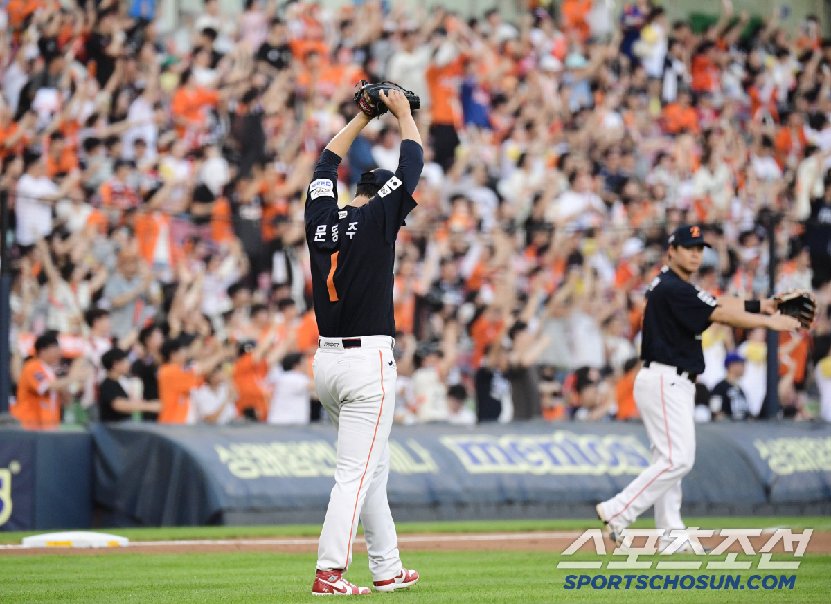 더쿠 - [KBO] '158km 쾅! 8승 안착' 한화 문동주, 리베라토 리스펙이 먼저였다 → "뭐야, 왜 뛰어가지? 미쳤다. 올해의 수비다"