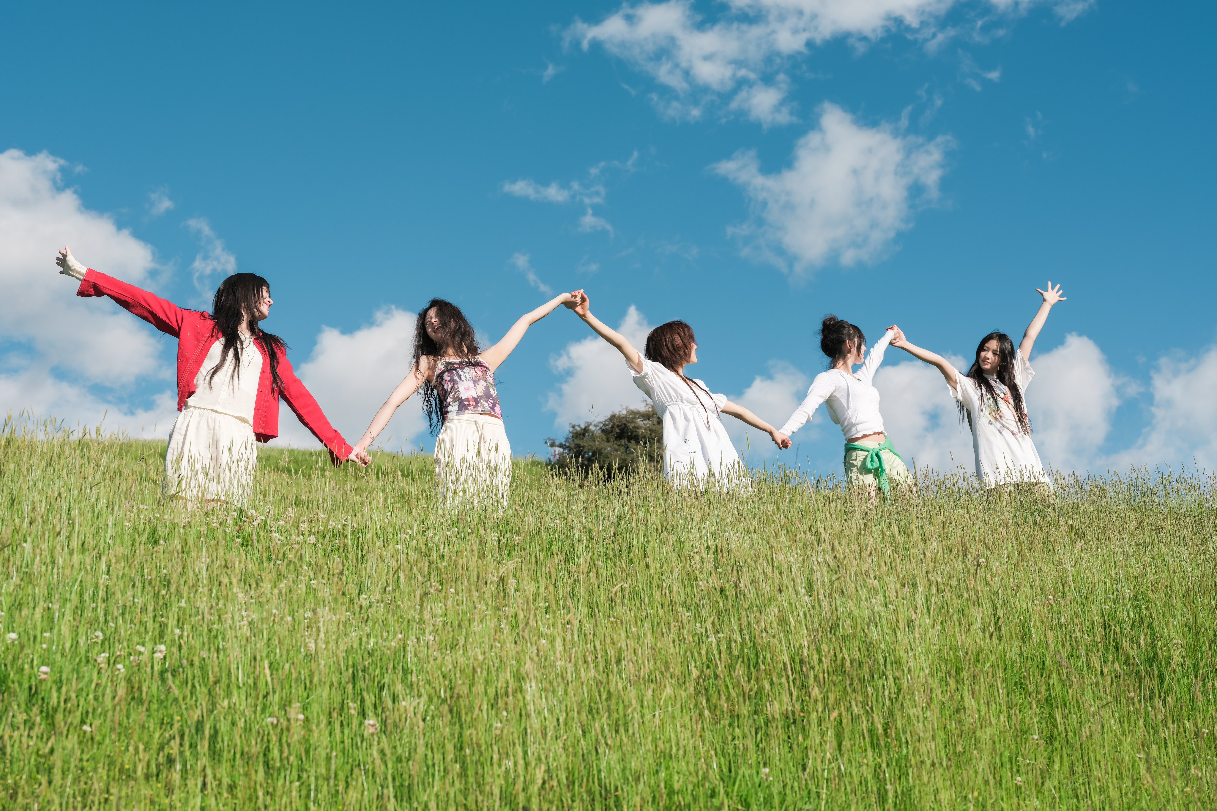 더쿠 - 키키 KiiiKiii The 1st EP [UNCUT GEM] Concept Photo #1