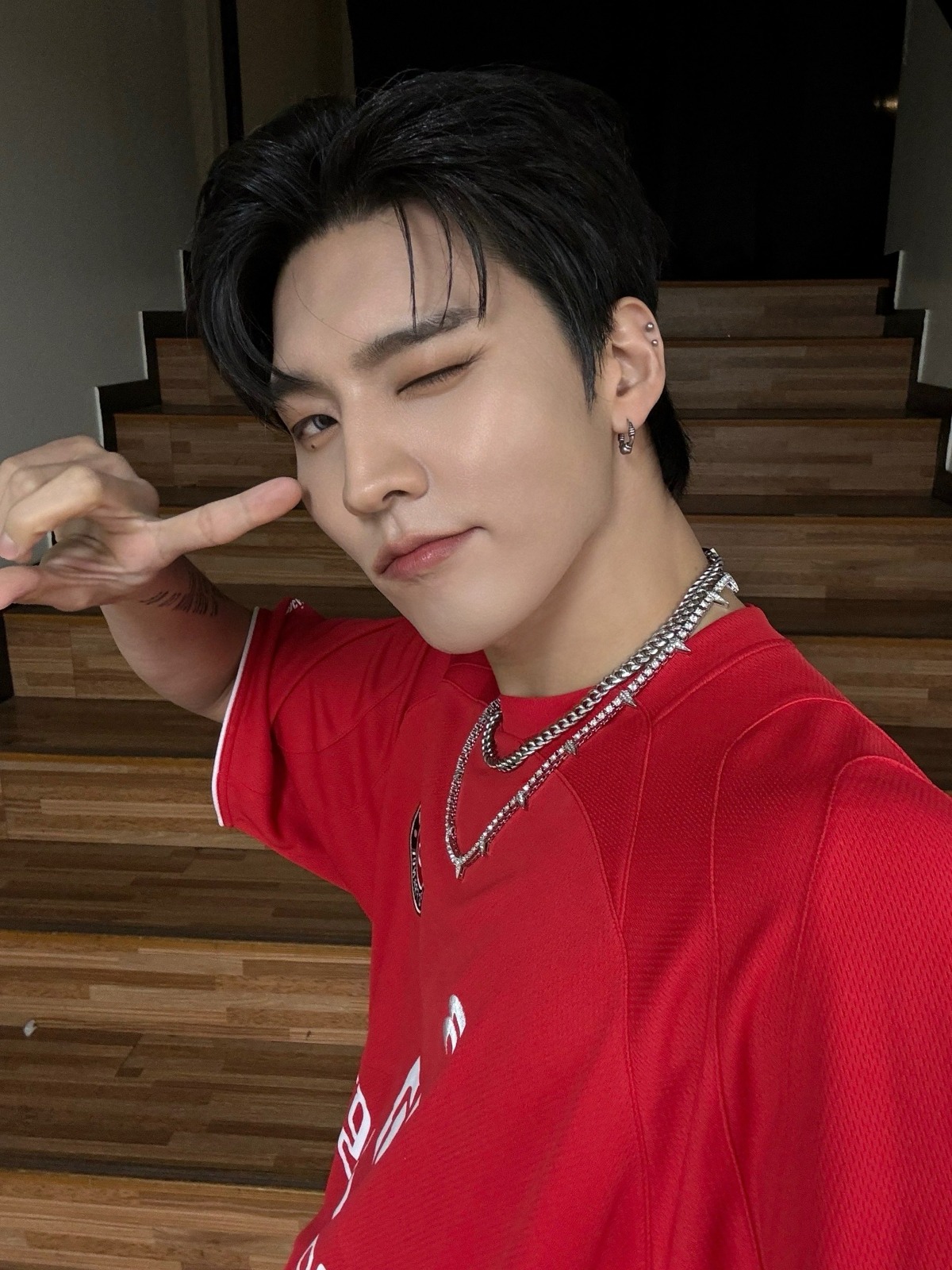 더쿠 - 팬 생일 선물로 손키스 해주겠다는 약속 지킨 아이돌.twt