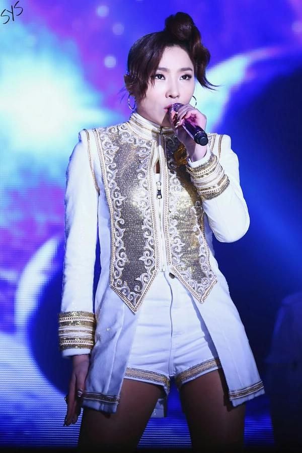 더쿠 - 2NE1 화려했던 제복의상