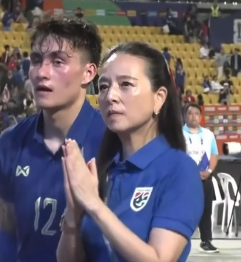 더쿠 - 경기 후 팬들 앞에 서서 경청하는 태국 축구협회장.jpg
