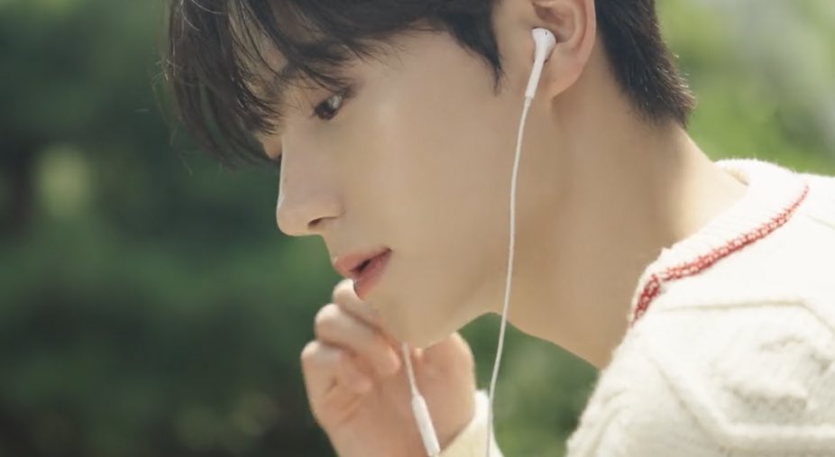 더쿠 - 특유의 청순한 분위기 잘 살린 더보이즈 현재 화보 스케치.twt