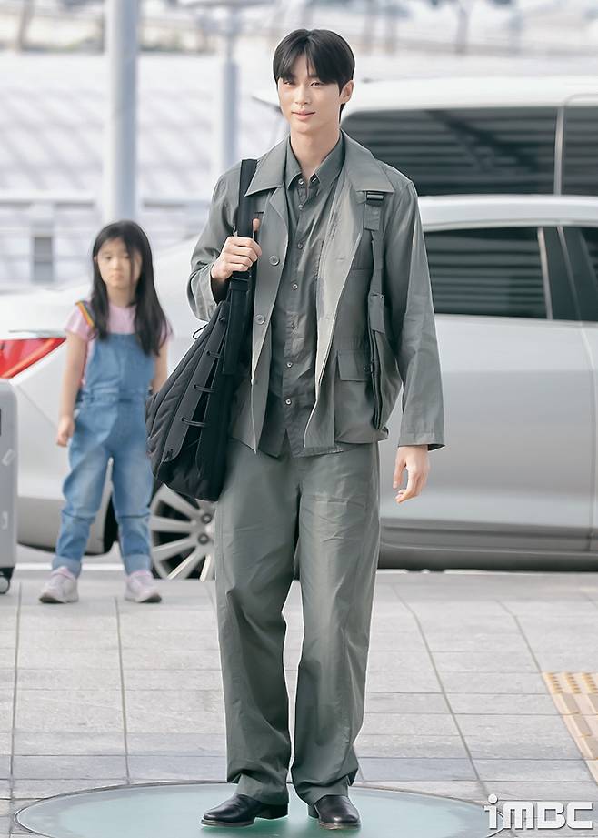 더쿠 - [imbc 움짤] 변우석, 'K탑건' 전투기 파일럿 공항패션