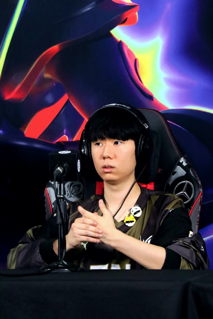 더쿠 - 인터뷰 끝나고 트로피 두고 간 거 영상으로 볼 사람 ㅋㅋㅋㅋ