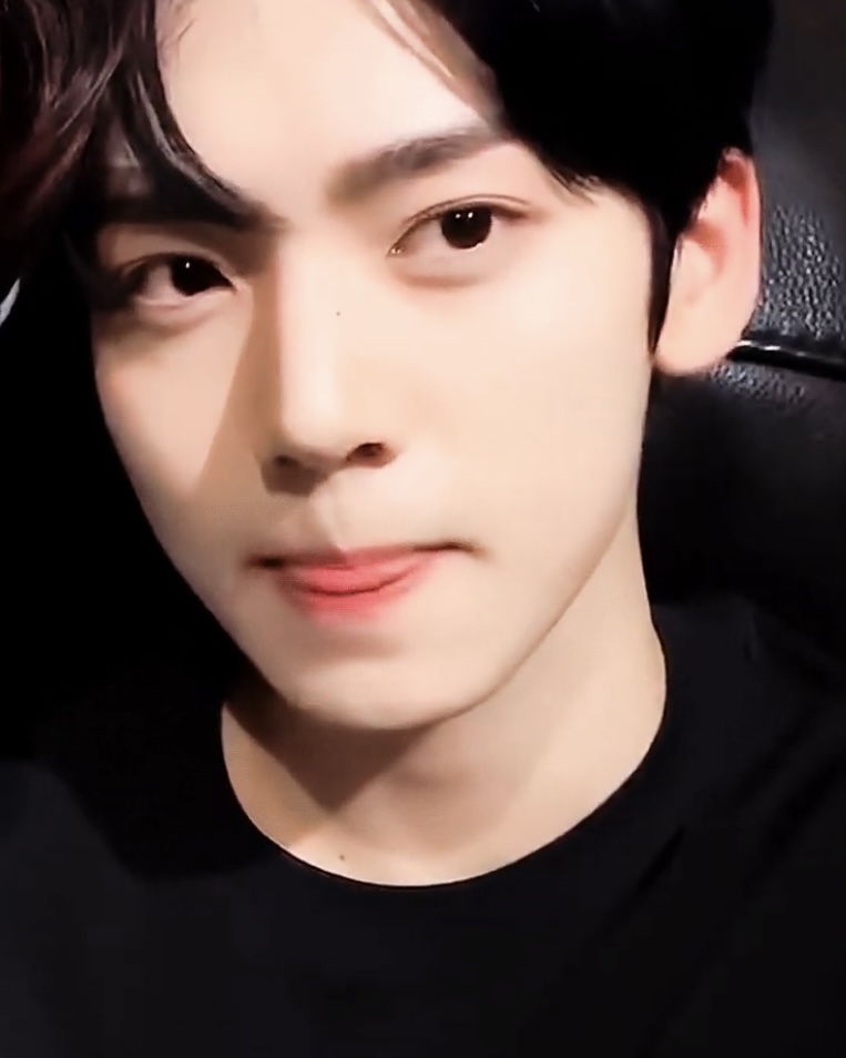 더쿠 - 헐 ㅌㅇㅌ에서 본 아이돌짤인데 누구야?