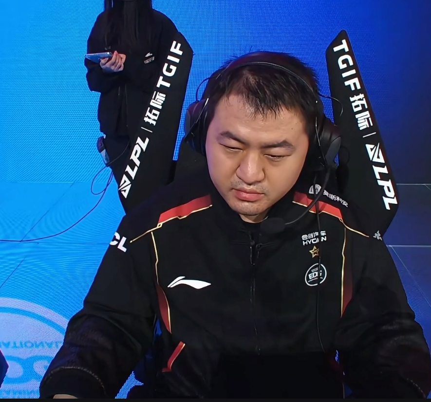 더쿠 - 오늘 1군 데뷔해서 화제인 프로게이머 (04년생)