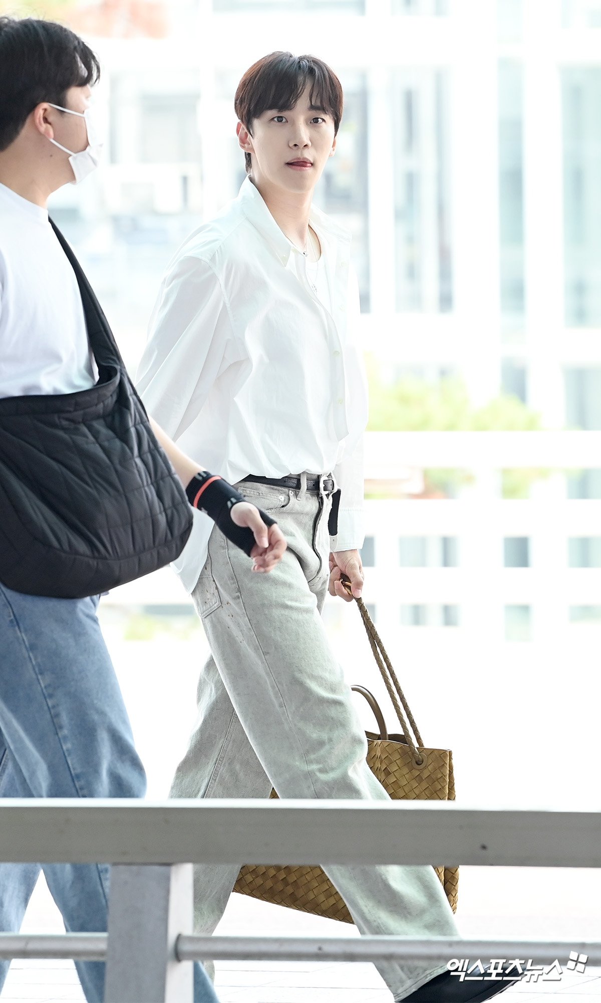 더쿠 오늘자 프랑스 파리로 출국하는 이준호 기사사진