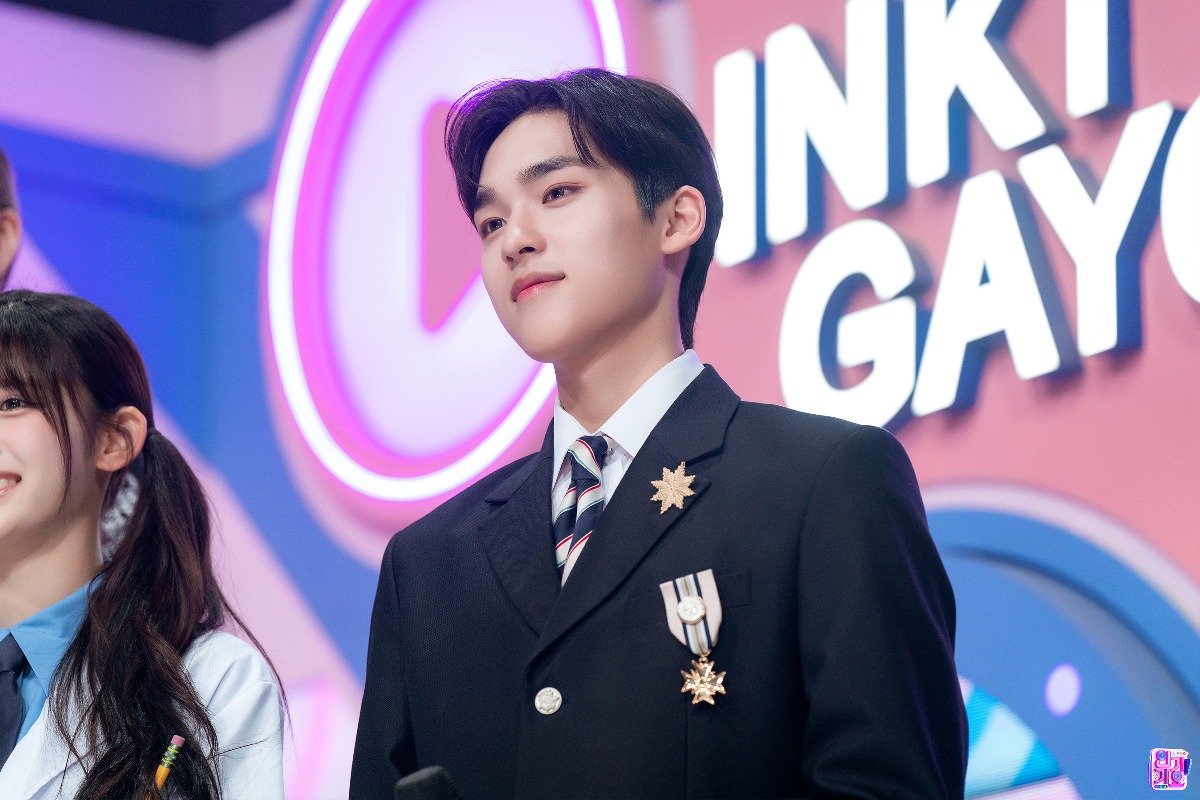 더쿠 - [인기가요 현장포토] 어릴 적 장래희망으로 변신한 3MC! 문성현 X 이서 X 한유진