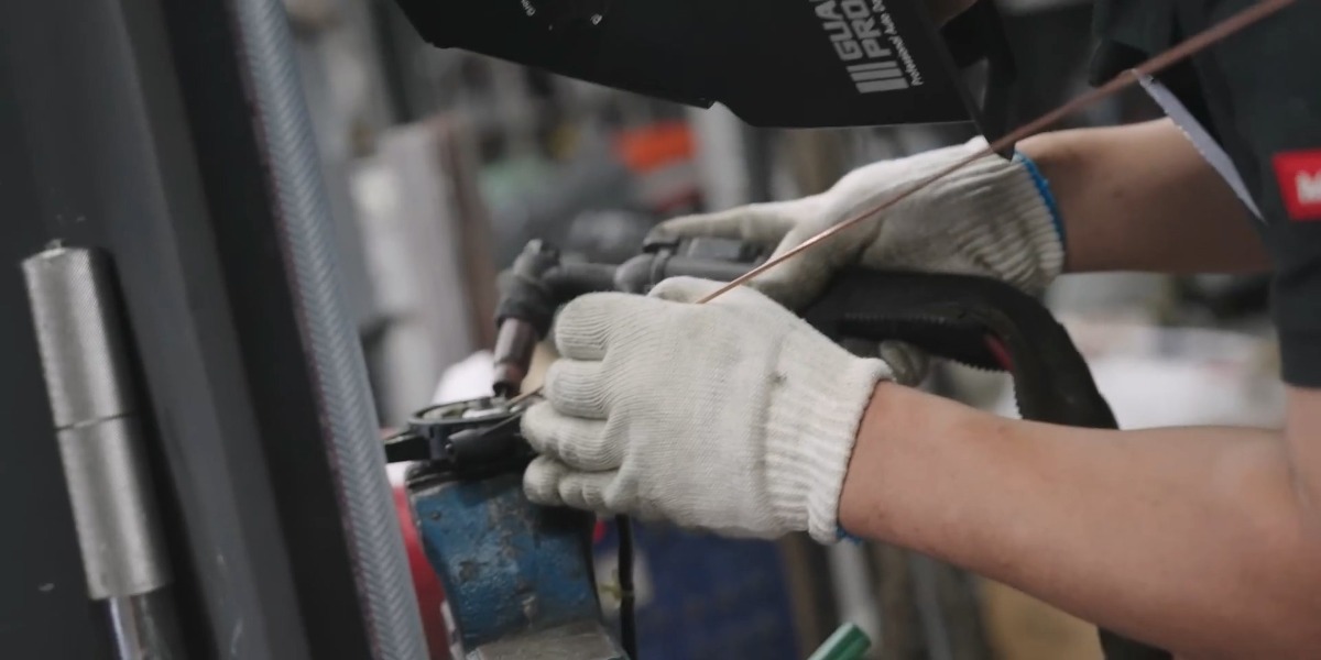 더쿠 - 가게 근처 사장님이 타는 SM525 차량 부품이 근처에 없어서 급하게 자체제작한 유투버 메르카바 박규열 대표.jpg