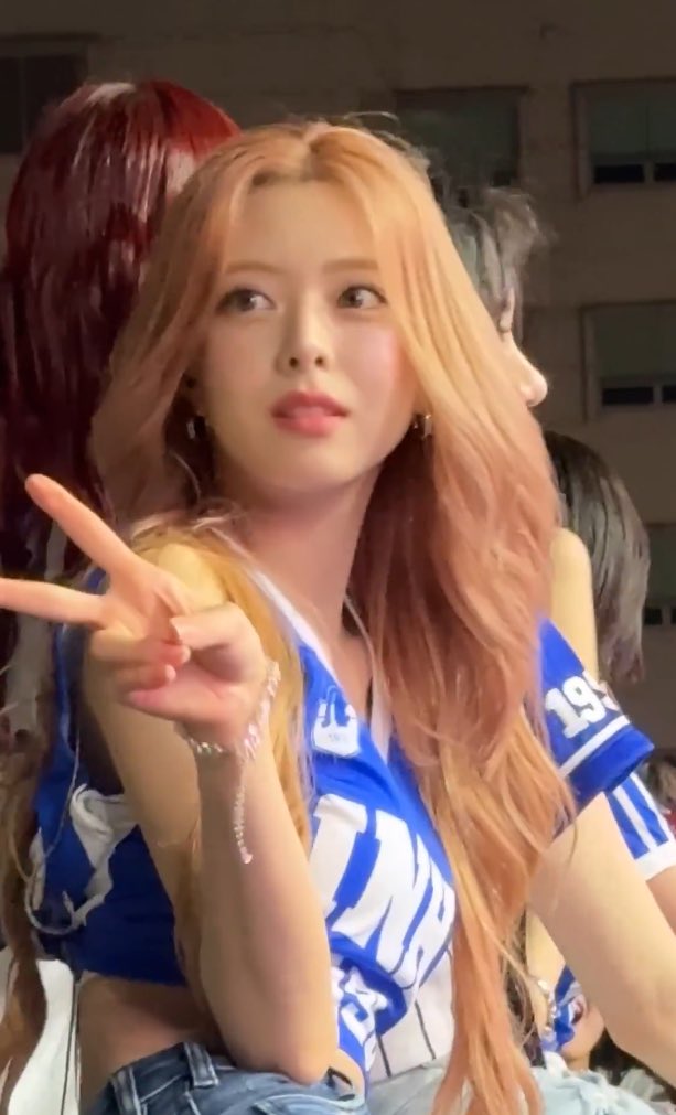 더쿠 - 오늘자 반응좋은 있지(ITZY) 유나 실물짤.jpg